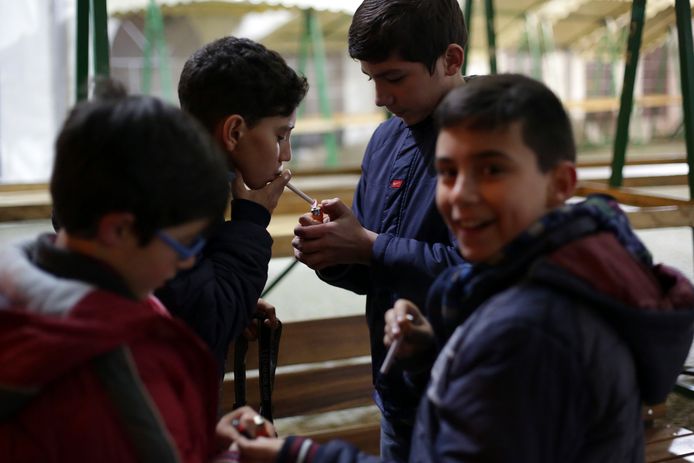 Bizarre traditie: kinderen roken sigaretten voor Driekoningen | Bizar ...