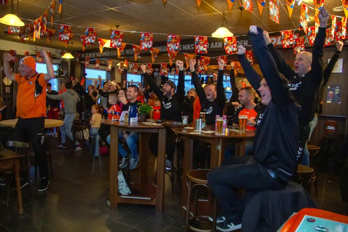 Na de Moerdijkse derby kijken naar Oranje in de kantine van Seolto ...