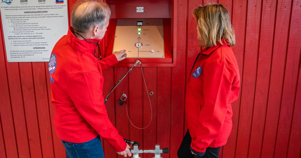 Eerste onbemande vulcontainer voor duikers geopend aan Ekerse Put ...