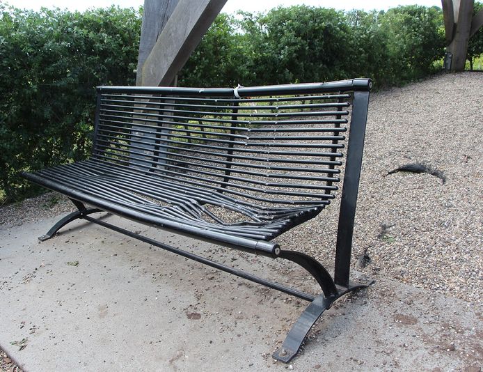 Onbegrip over vernielde zitbank bij Needse uitkijktoren: ‘Hoeveel ...