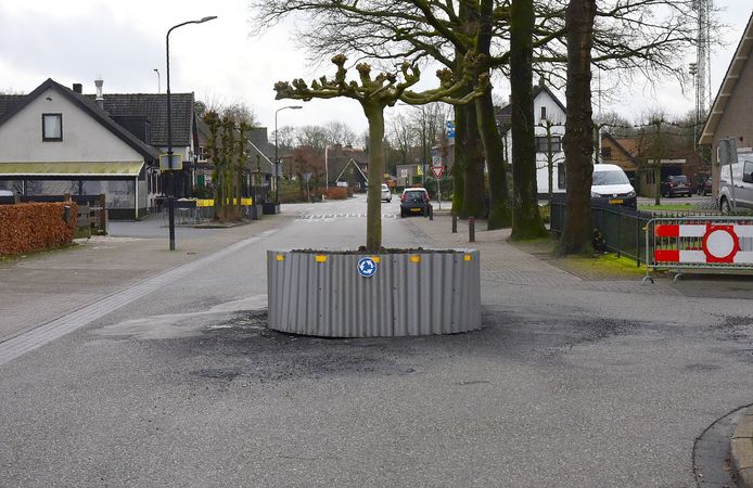 Mysterie op berucht kruispunt: 'Heel Uddel vindt dit humor’ | Apeldoorn | AD.nl