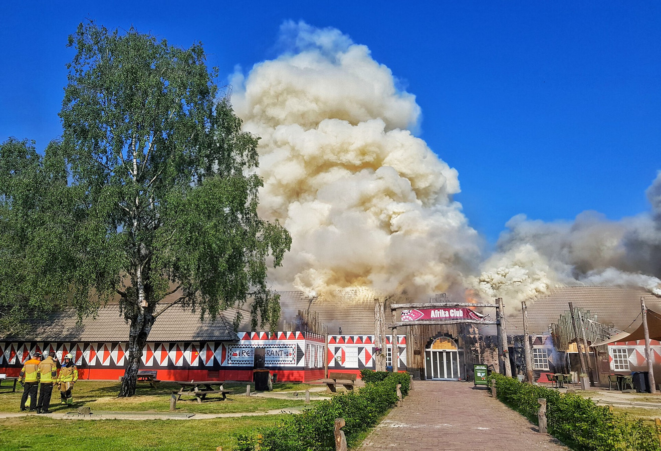 foto-s-en-video-metershoge-vlammen-en-enorme-rookwolk-van-brand