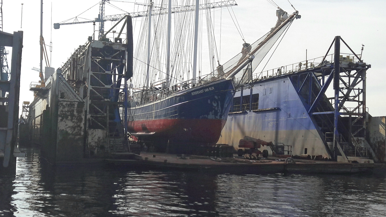 Scheepswerf De Schroef in Sluiskil heeft een bijzondere gast | Foto | pzc.nl