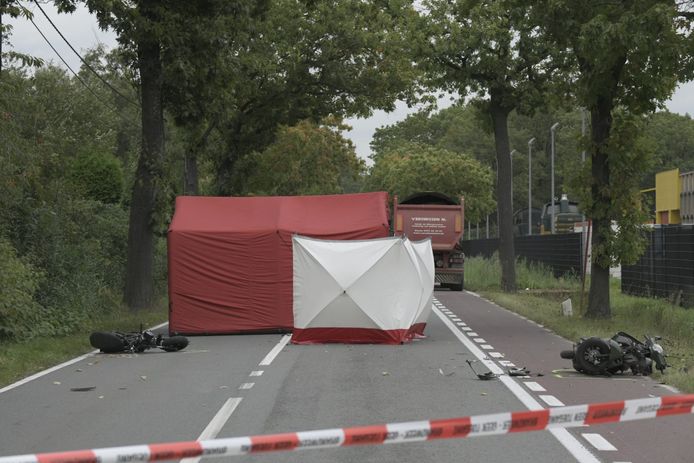 Bromfietser (17) komt na botsing onder vrachtwagen terecht: “Hij is nog ...