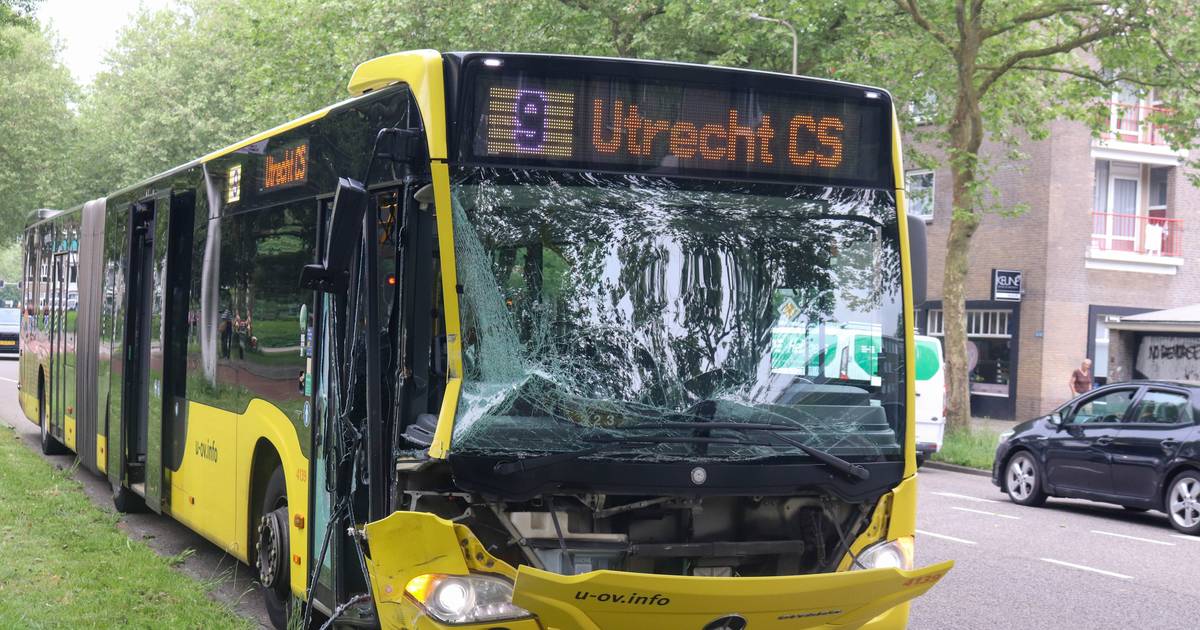 Stadsbus botst op takelwagen in Utrecht, passagiers en bestuurder met ...