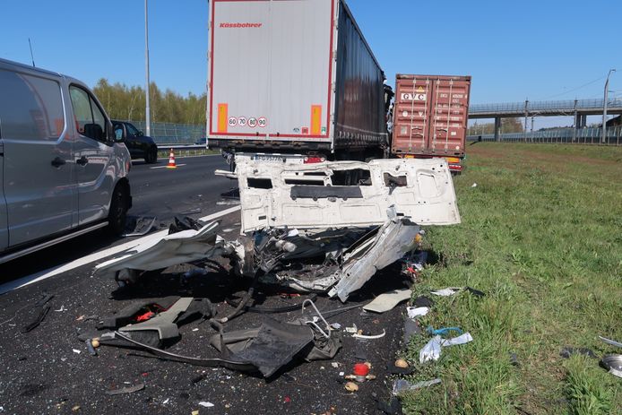 A16 bij Breda weer vrij na ongeluk met twee vrachtwagens en bestelbusje | Breda | bndestem.nl