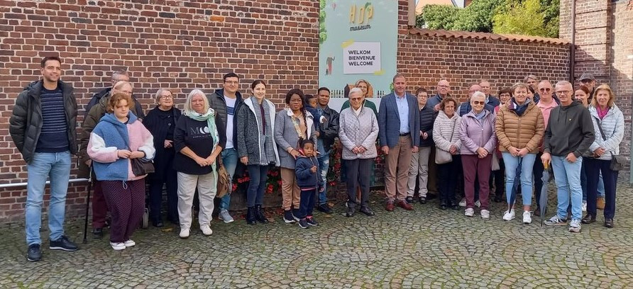 Feestelijke ontvangst voor nieuwe Poperingenaars | Foto | hln.be