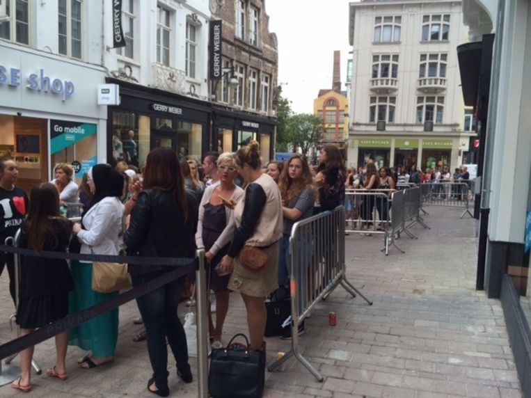 't Is gebeurd: Primark Gent opent deuren voor vele kooplustigen