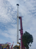 Spannende momenten op de kermis: 60 meter hoge Booster loopt vast ...