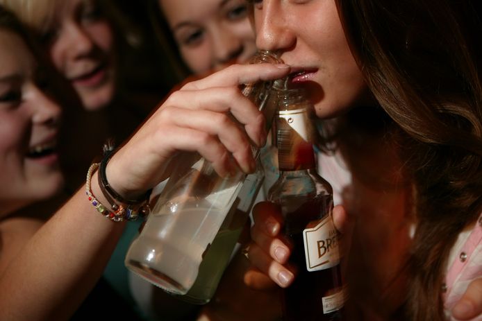 HET DEBAT. Moet de leeftijdsgrens voor alcohol opgetrokken worden tot ...