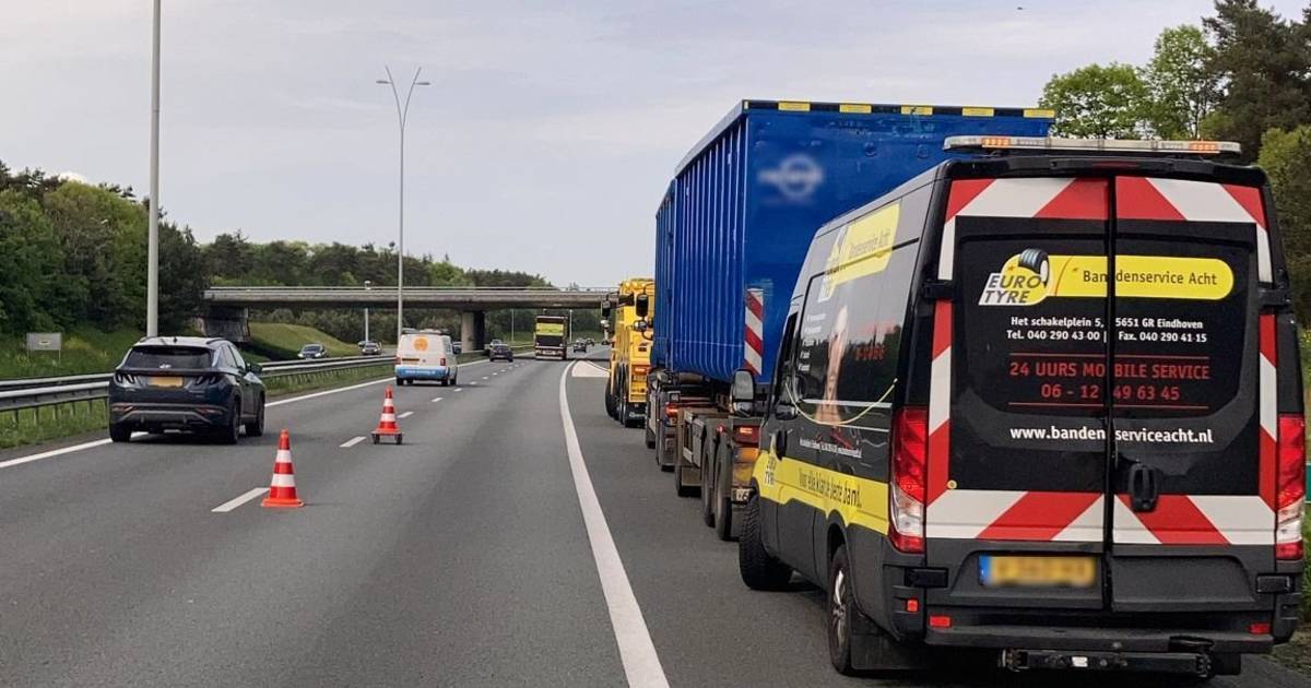 Vrachtwagen met klapband op A50 bij Son en Breugel zorgt voor file ...