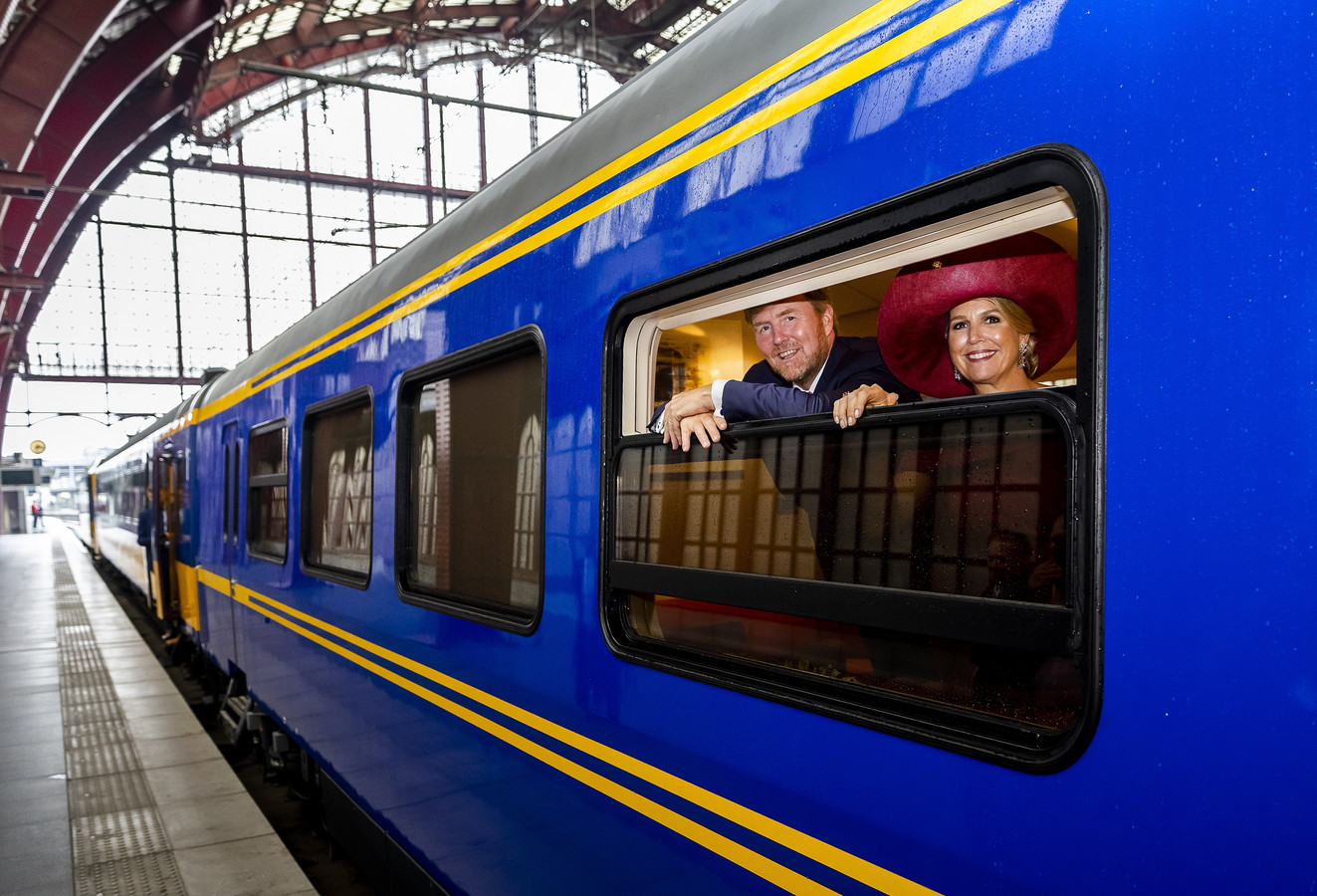 Altijd als Pieter met koninklijke trein reed stond er bij elke overgang ...