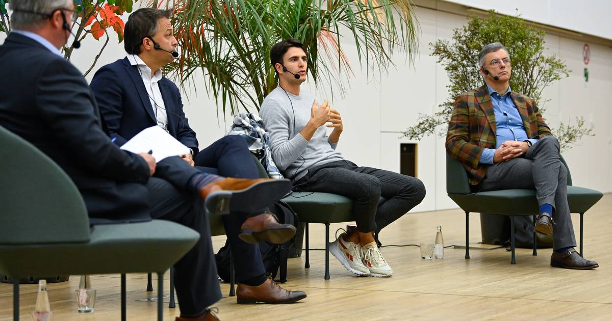 Professor Carl Devos in gesprek met Conner Rousseau (sp.a), Egbert ...