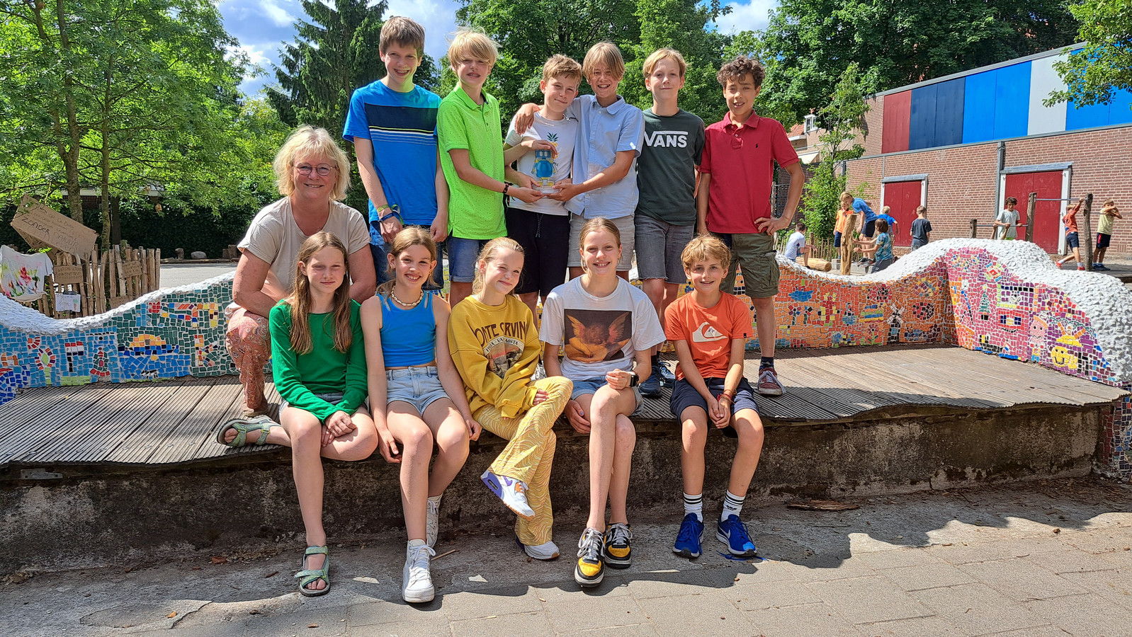 Deze klas bedacht schoenen waarmee je je telefoon op kunt laden | Foto ...