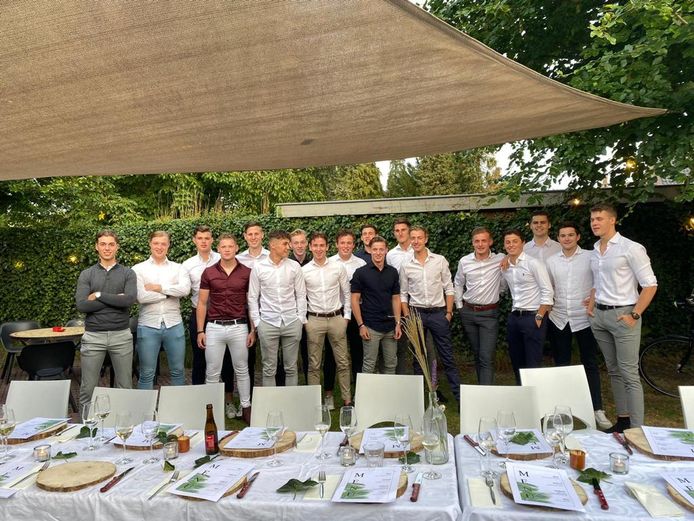 21 diners met lange eettaffels met eten en drinken: 'Iets typisch Amerikaans’ | Helmond | AD.nl