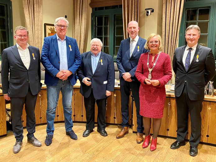 Een lintje voor jaren trouw raadslidmaatschap in Wijchen en Beuningen ...