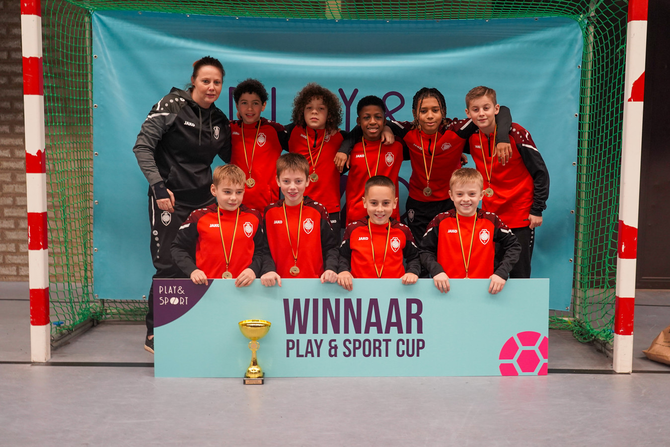 Jong geweld van Belgische topclubs toont talent op tornooi zaalvoetbal in Westmalle | Foto | hln.be