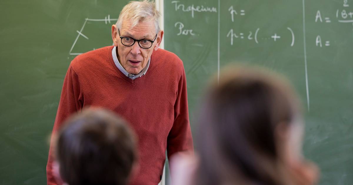 Wiskundeleraar Eric De Bie (80) geeft door lerarentekort opnieuw les ...