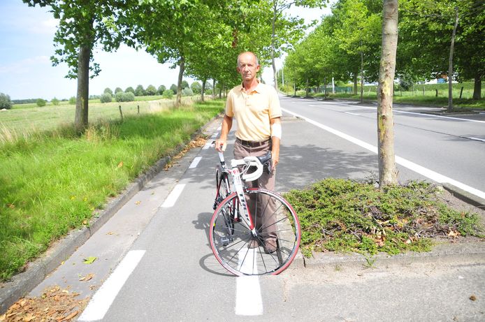 Wielertoeristen vallen op slecht fietspad | Aalter | hln.be