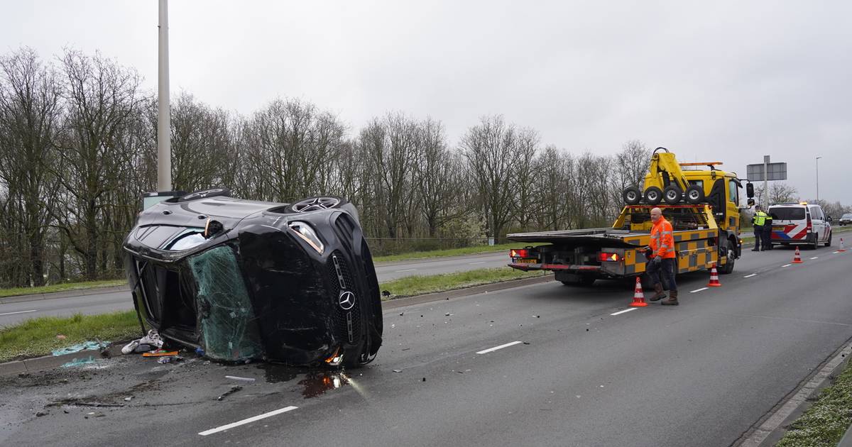 Auto botst tegen vrachtwagen en belandt op de kop in Nijmegen | Nijmegen | gelderlander.nl