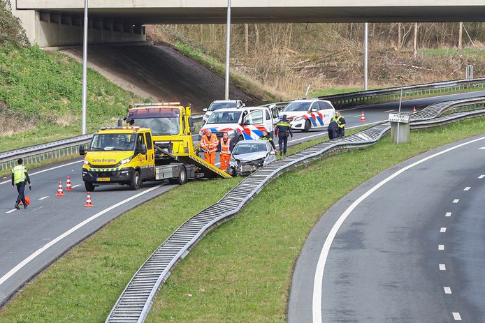 Automobilist botst tegen de vangrail bij knooppunt Emmeloord maar komt er zelf goed vanaf | 112 ...