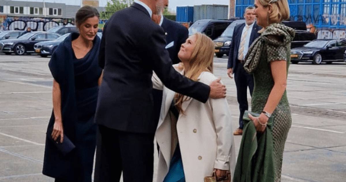 Amalia diep door de knieën voor Spaans koningspaar bij slotonderdeel ...