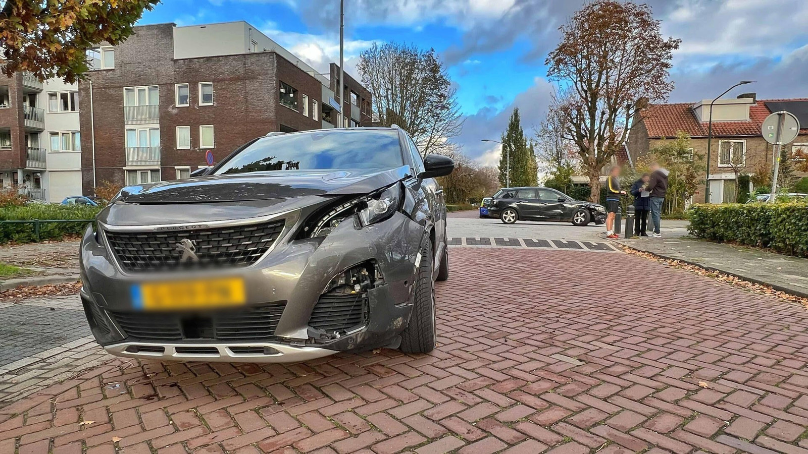 Voorwiel van auto krom gereden bij botsing op kruising in Valkenswaard ...