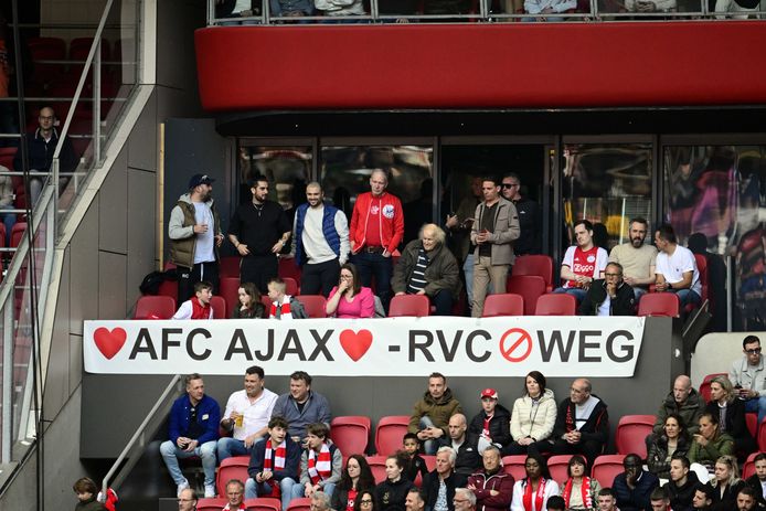 F-Side van Ajax zingt Alex Kroes toe en vindt dat Michael van Praag weg ...