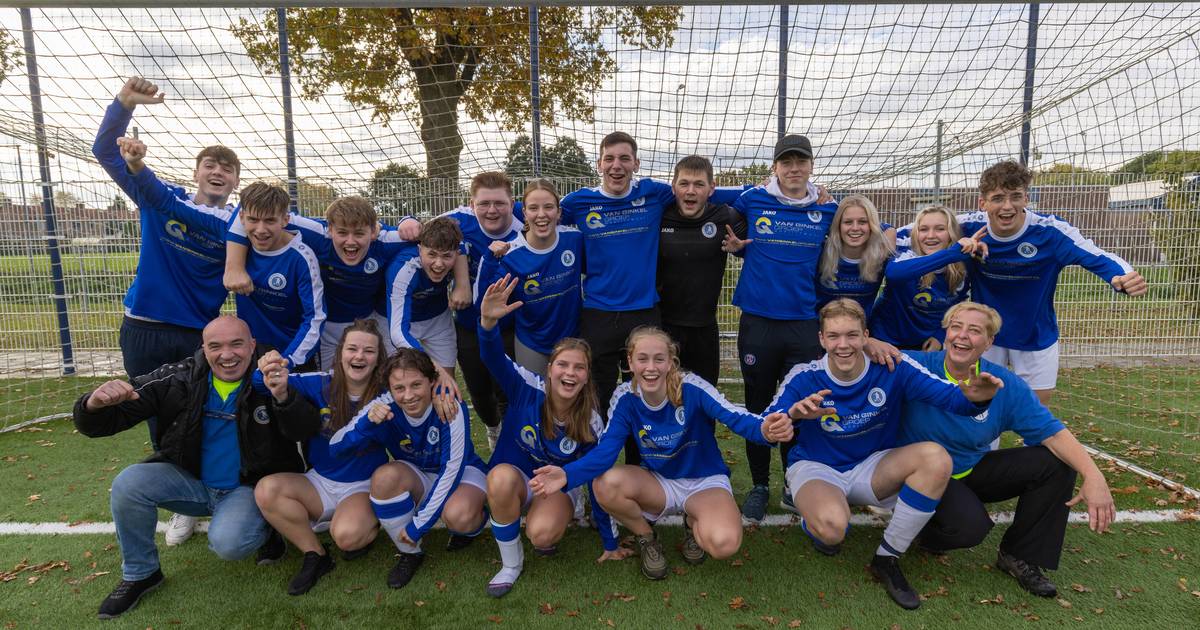 In dit voetbalteam zitten jongens én meiden: 'Na afloop douchen we ...