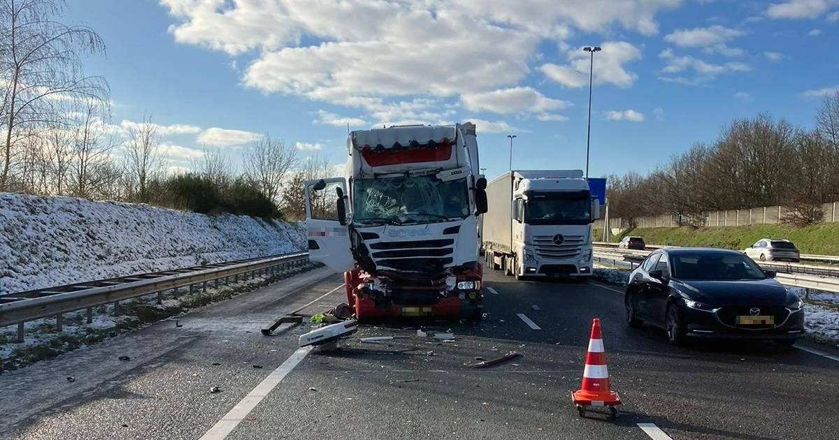 Ravage op A58 door ongeval met twee vrachtwagens, grote file weer opgelost | 112 nieuws Breda ...