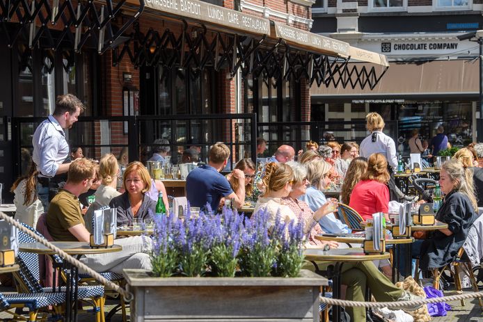 Terrasjes in Breda stromen vol op warme dag: Van Coothplein oase voor ...