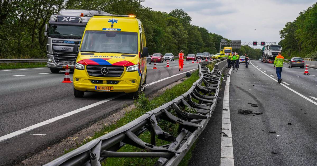 Vrachtwagen rijdt door de vangrail op A67 bij Geldrop, 34 bekeuringen voor negeren rood kruis ...