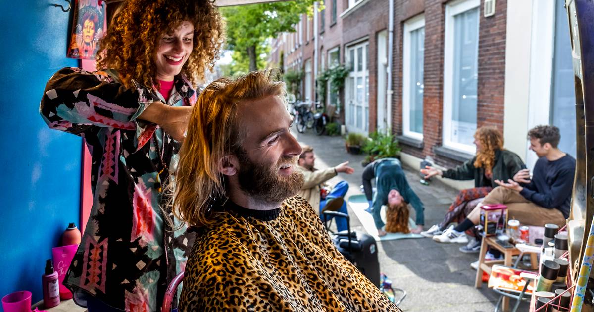 Kapster Nikki (34) tourt door Utrecht in haar reizende kapperszaak ...