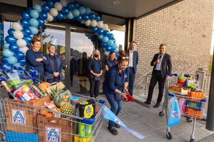 Vernieuwd filiaal van supermarktketen ALDI heropent deuren na twee maand verbouwingswerken ...