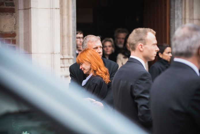 Bomvolle kerk neemt afscheid van Roland Demal, de papa van Axelle Red ...