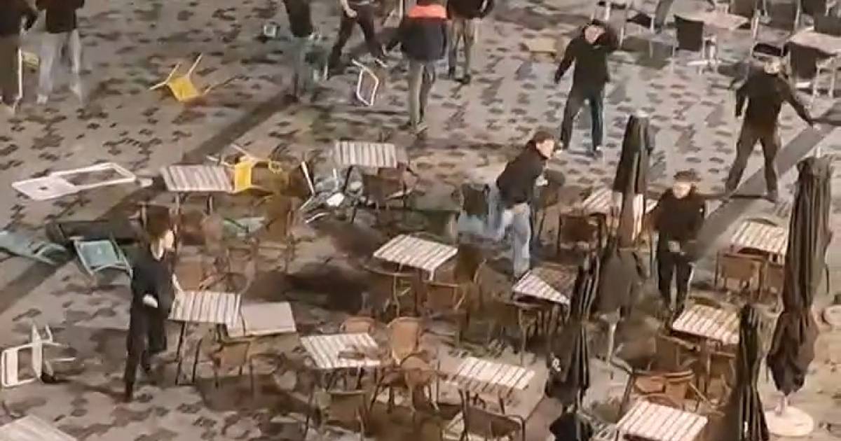 Politie start onderzoek nadat voetbalsupporters Brusselse café’s slopen: “Uitzonderlijke stap ...