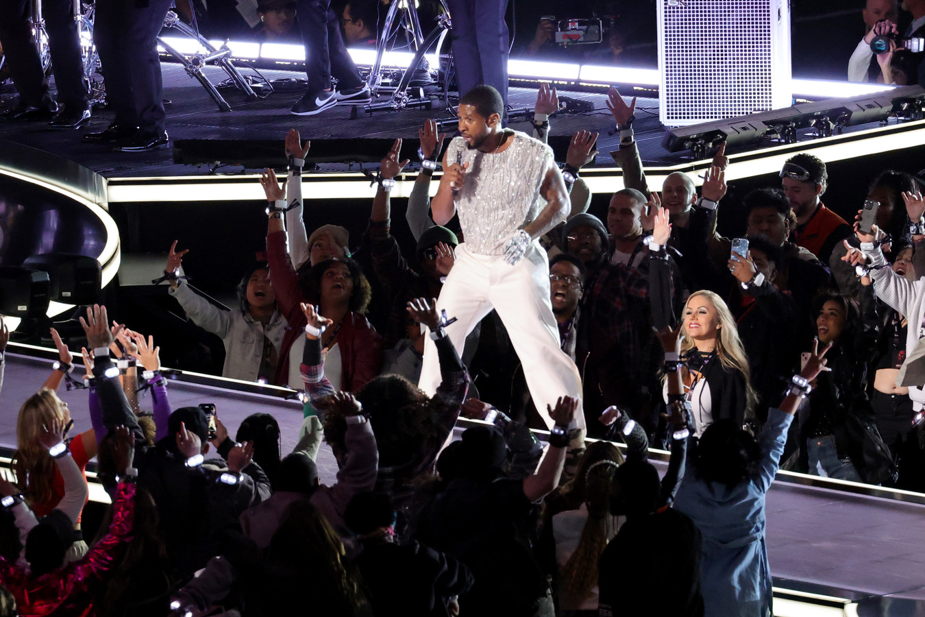 Usher spaart kosten noch moeite in halftimeshow Super Bowl, maar Taylor ...