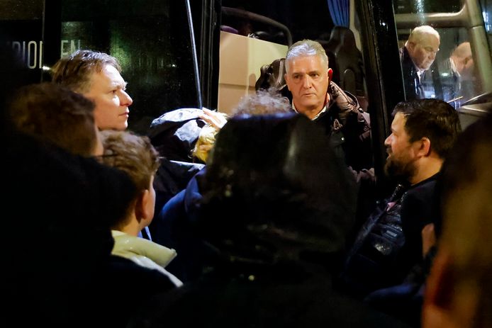 Boze aanhang Heracles eist bij aankomst spelersbus vertrek trainer ...