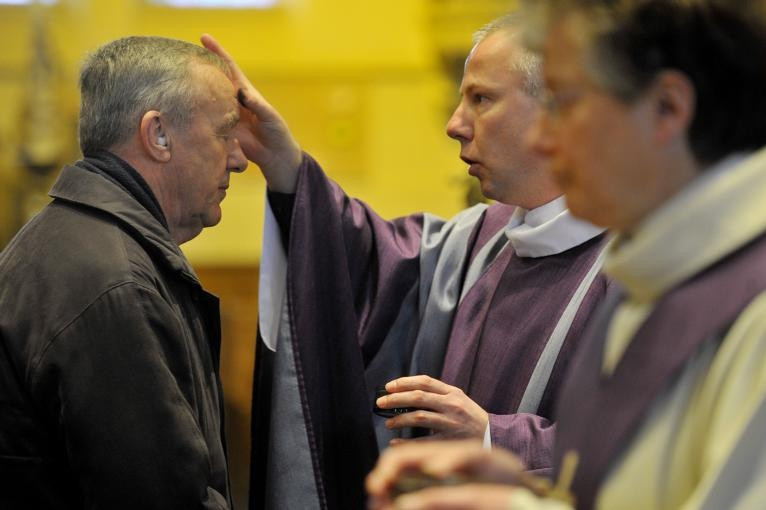 Aswoensdag; priester zet Askruisjes bij kerkgangers | Foto | bd.nl