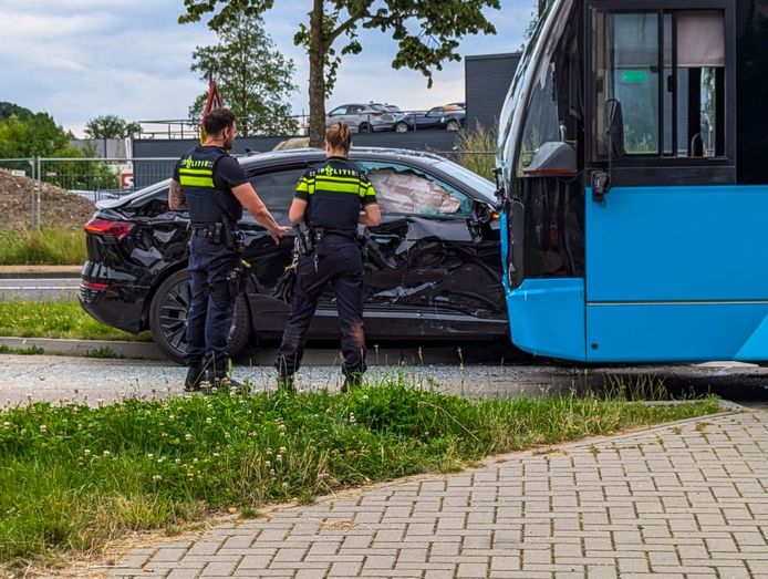 Auto en stadsbus op elkaar geknald in centrum Enschede | 112 nieuws ...