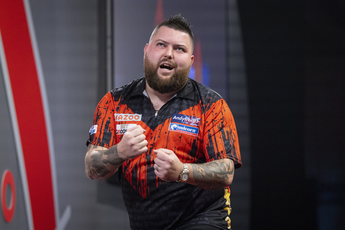 Michael Smith grapt richting finale tegen Van Gerwen: ‘Hoe ik hem pijn ...
