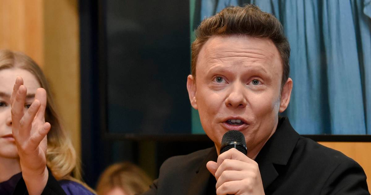 Alex Callier verklapt over wie ‘Mad About You’ van Hooverphonic gaat ...