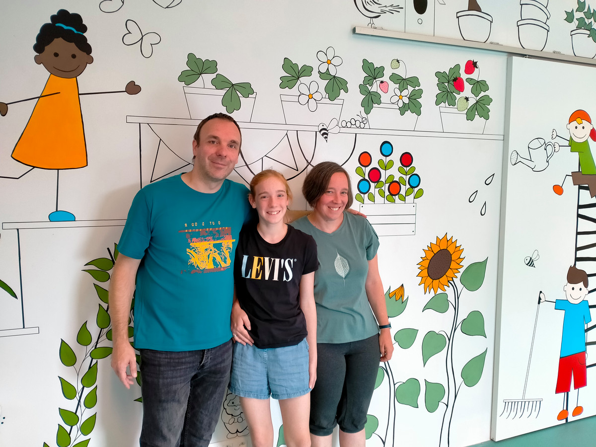 TERUG NAAR SCHOOL. Kyra (12) deelt schoolbank met leerlingen die vier ...