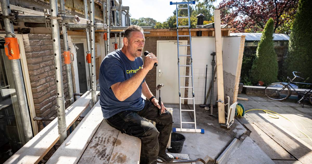 ‘Zingende bouwvakker’ Hermann (58) uit Enschede ontdekt op straat, de ...