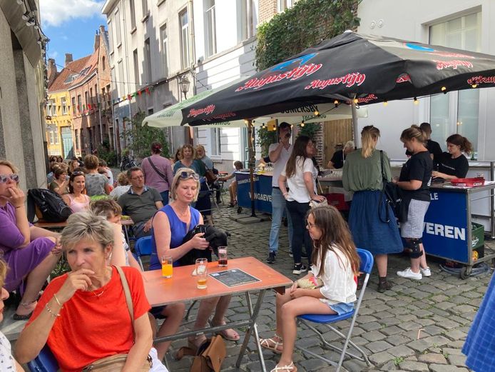 KIJK: Volle terrassen en drukke winkelstraten, de Gentse binnenstad ...