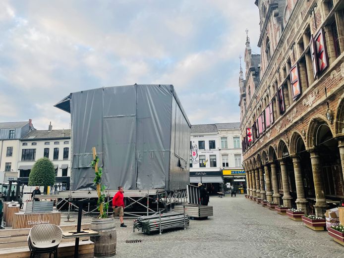 Op dit podium wordt Yordi prins carnaval: “Decor mag 12 meter breed en ...