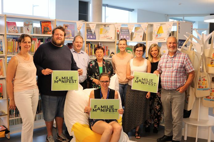 Bibliotheek Ternat wil families nog beter bedienen en ondertekent daarom het Familiemanifest ...