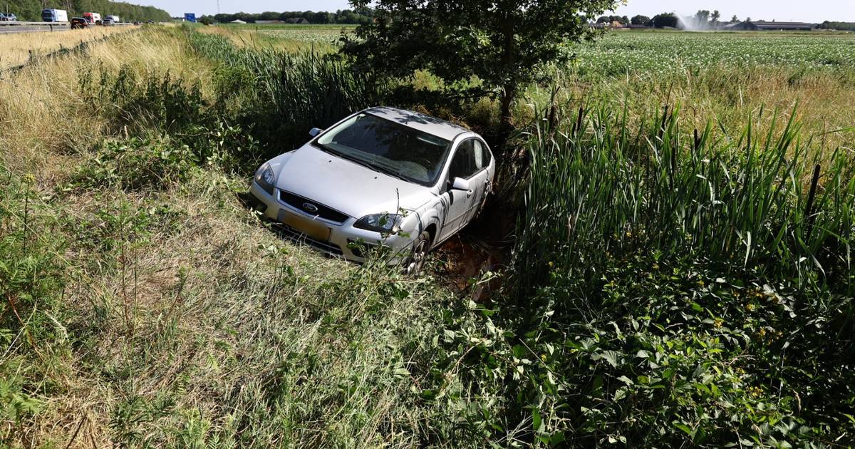 Zo rijd je op de A73, zo lig je met zijn vijven in de sloot | Land van ...