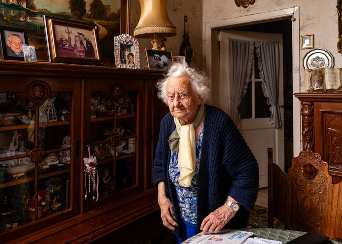 Op bezoek in het bouwvallige maar knusse huisje van Jeanneke (96), die ...