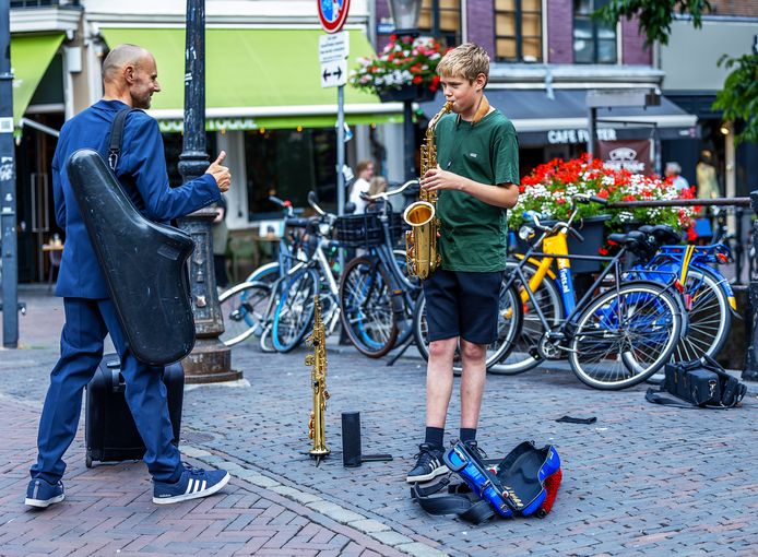 Mink (13) ging per toeval saxofoon spelen, nu gaat hij (met onderscheiding op zak) naar het ...